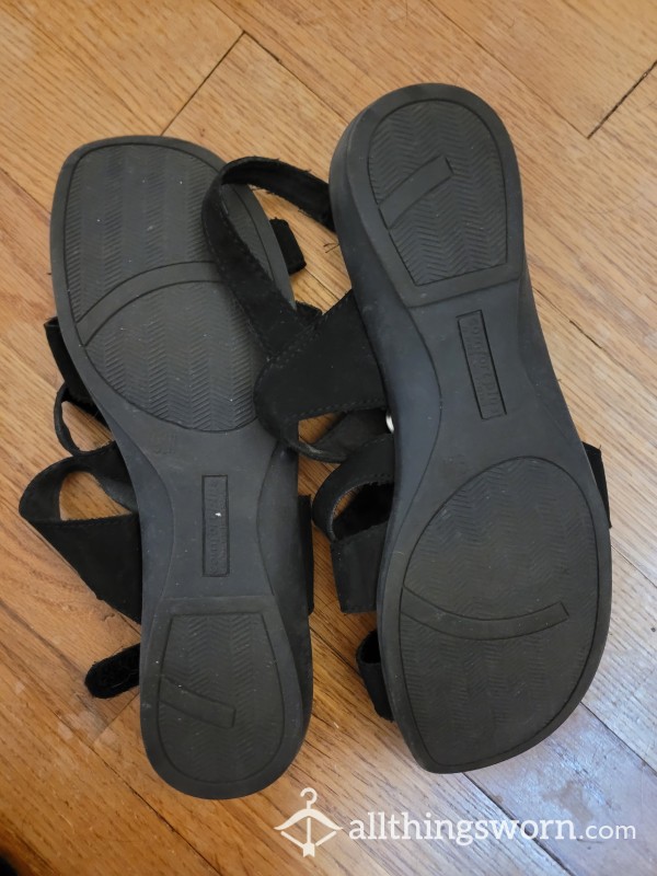 WellWorn Sandals With Feet Prints